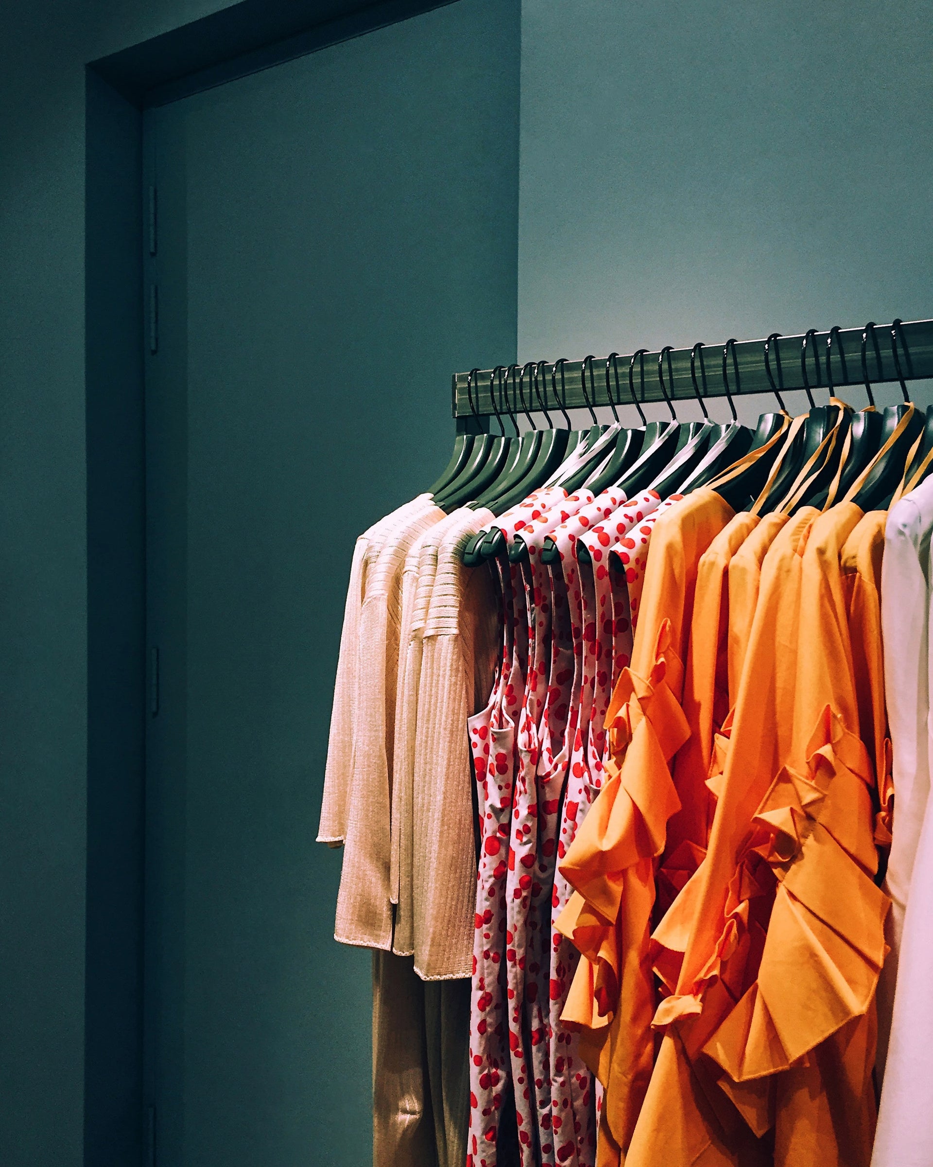 How to Create Versatile Outfits with Minimalist Clothing – Dorabi